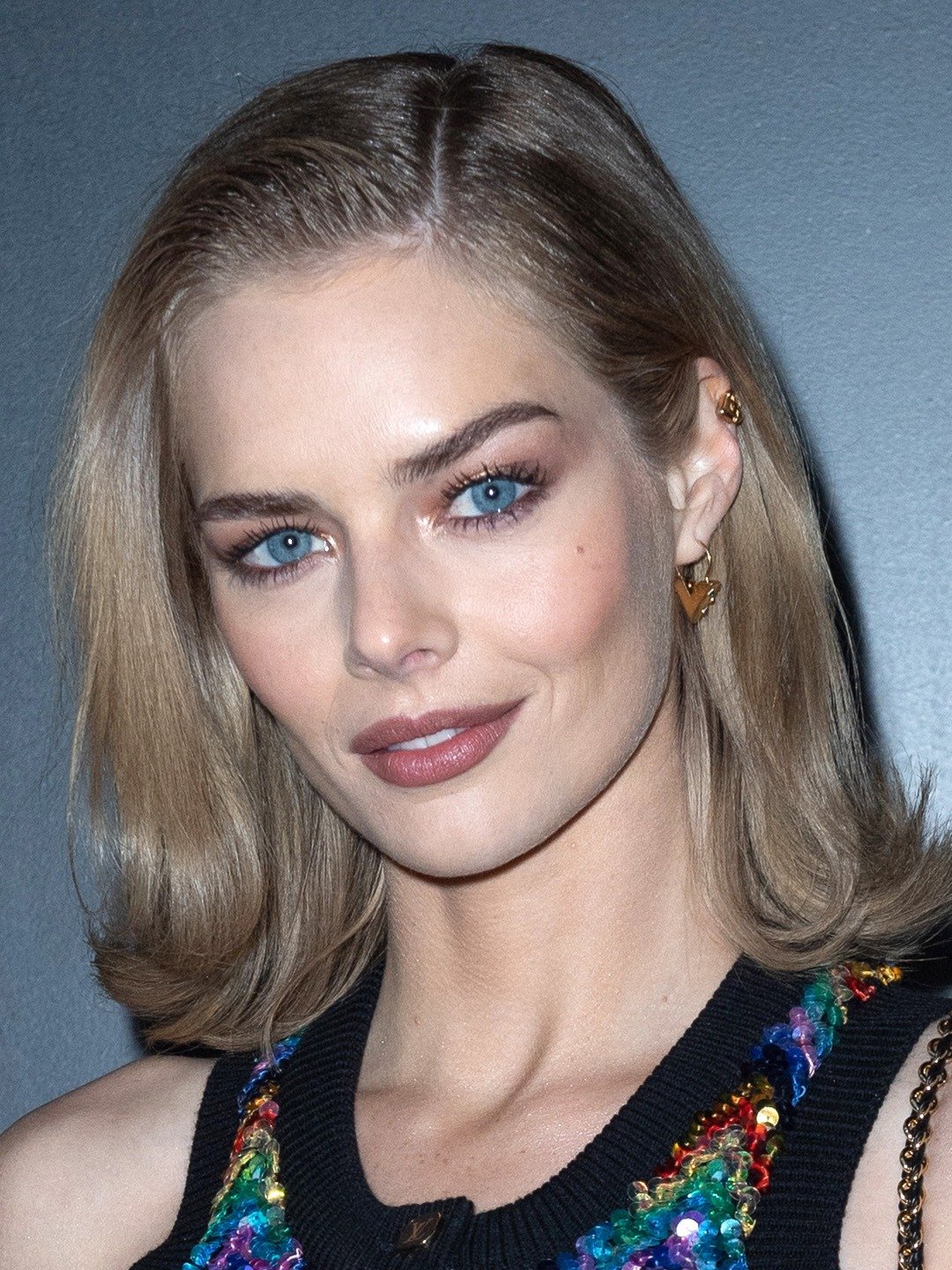 Some people say Margot Robbie and Emma Mackey are lookalikes. Do you ...
