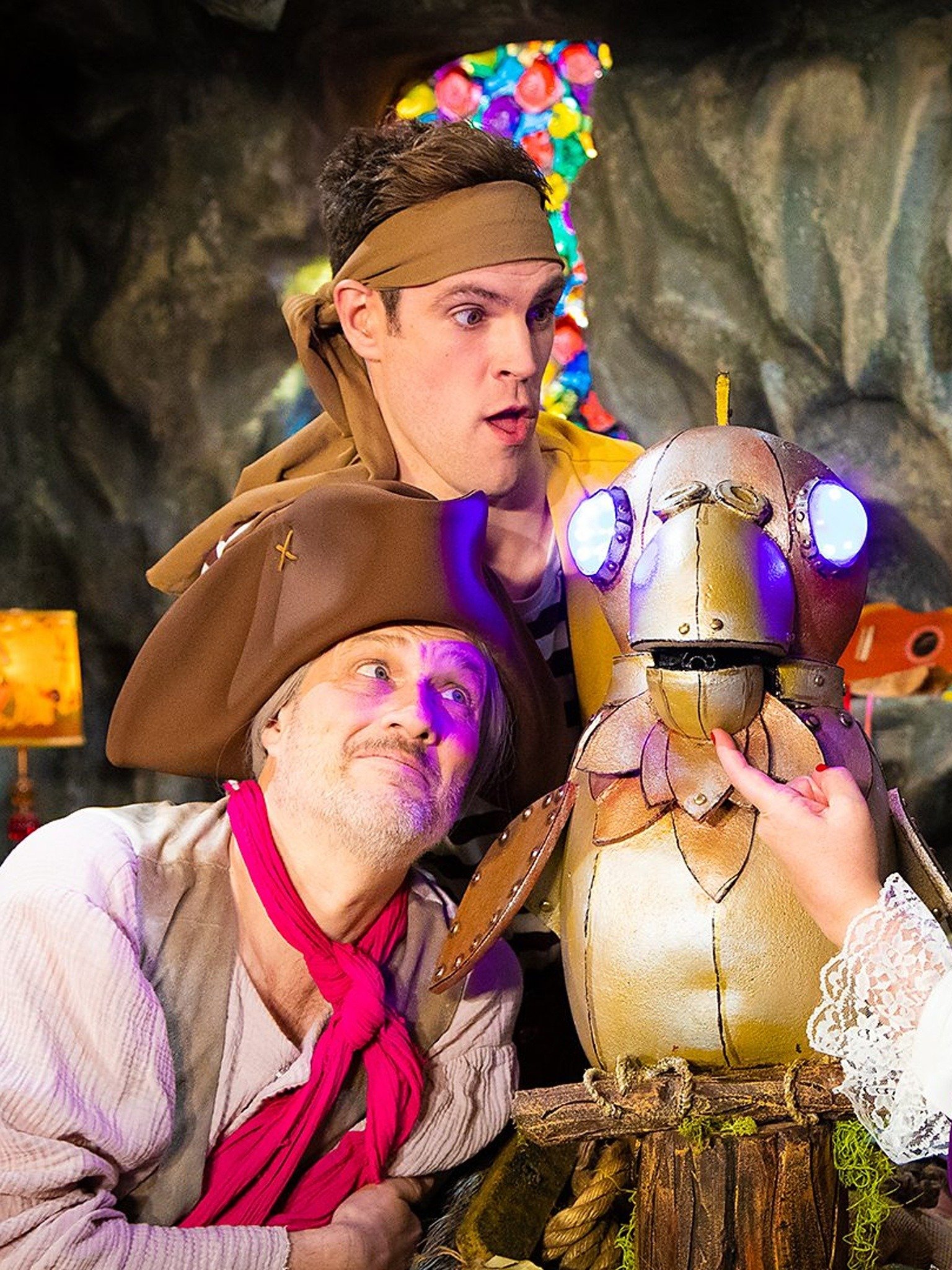 Smart Parrot Pictures - Rotten Tomatoes